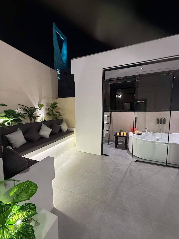 Jacuzzi Apt W/ Patio & Kingdom Tower View - Saudi Arabia