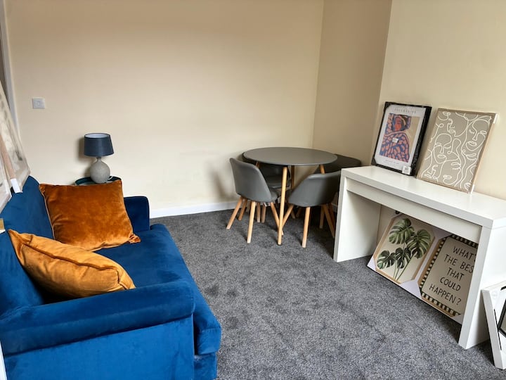 Cute Central Home Sleeps 4 Near M6 With Parking - Stafford (UK)