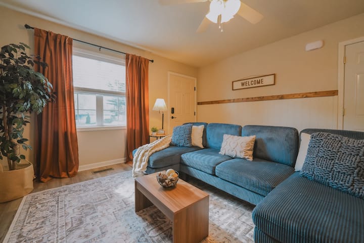 Charming 2 Bedroom Home With Large Fenced Backyard - Urbana, IL