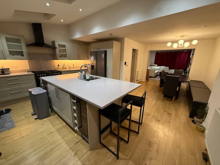 Three Bedroom Family Home Near Taplow Station - Maidenhead