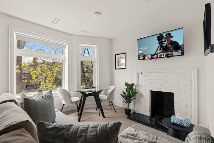 Stylish West End Apt | Cozy City Retreat! - Toronto