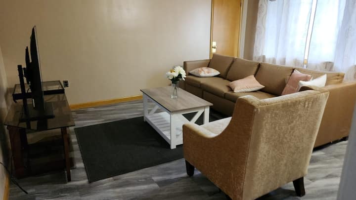 Cozy Newly Furnished 2-bedroom Home, Manchester - Bedford, NH