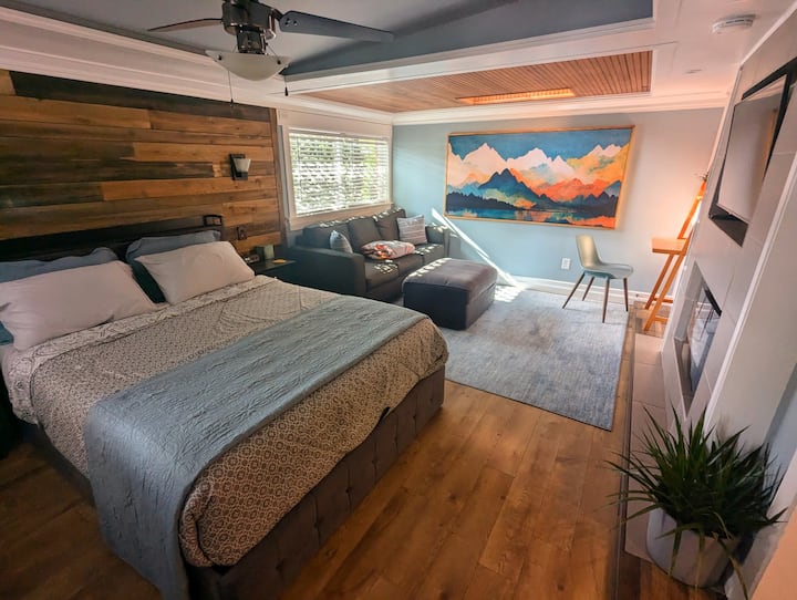 Centrally Located Private Suite And Patio - Denver, CO