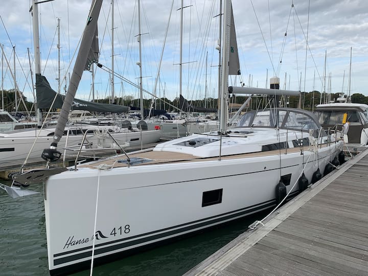 Pristine 2022 Sailing Yacht Getaway | Sleeps 6 - Southampton