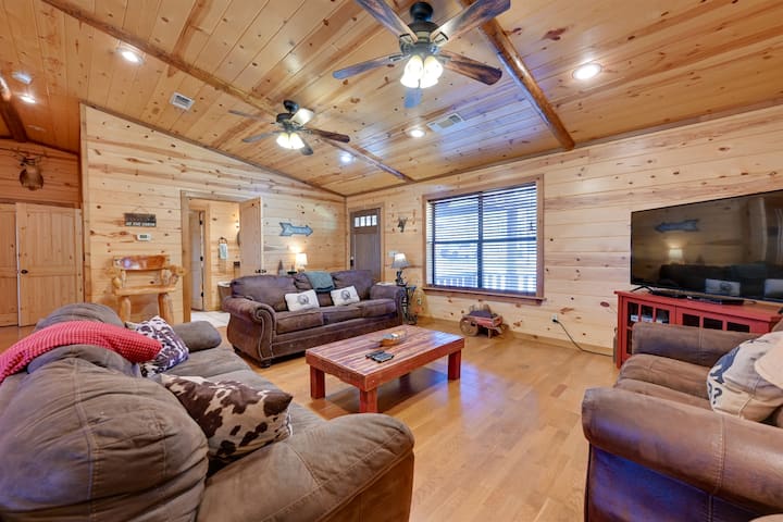 Rustic I Near Attractions, Dinning And Lake I Pets - Hochatown, OK