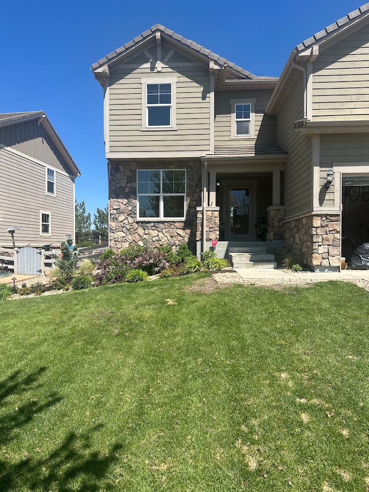 Spacious 5br Retreat W/ Hot Tub + Mountain Views - Erie, CO