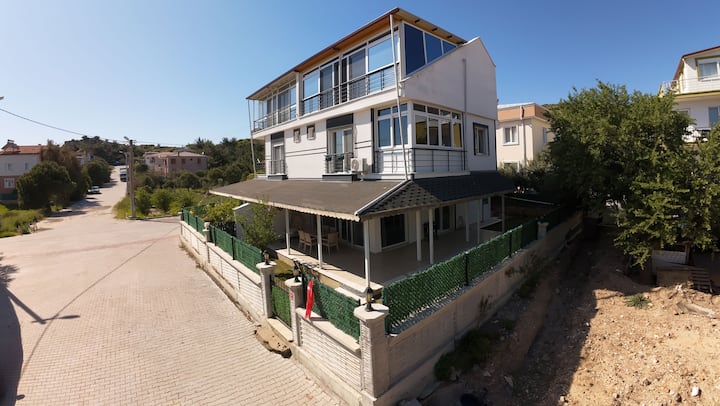 10 Kişilik Bahçeli Otoparklı Müstakil Villa - Ayvalık