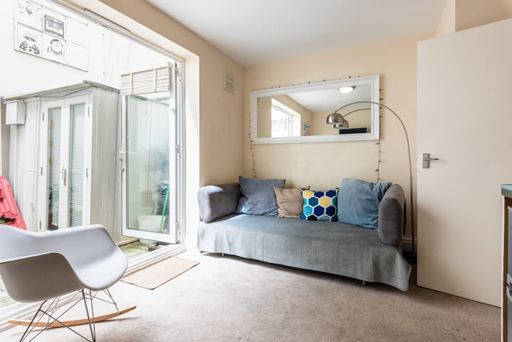 Little 1 Bedroom Flat Garden Sauna, Roof Spa Cabin - Sussex