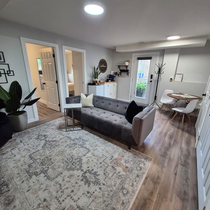 Full Suite, 2 Beds + Backyard Oasis Near Downtown - Kelowna