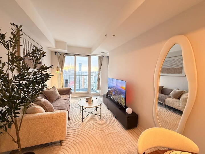 Skyline Signature – Designed 3br Downtown Condo - Toronto