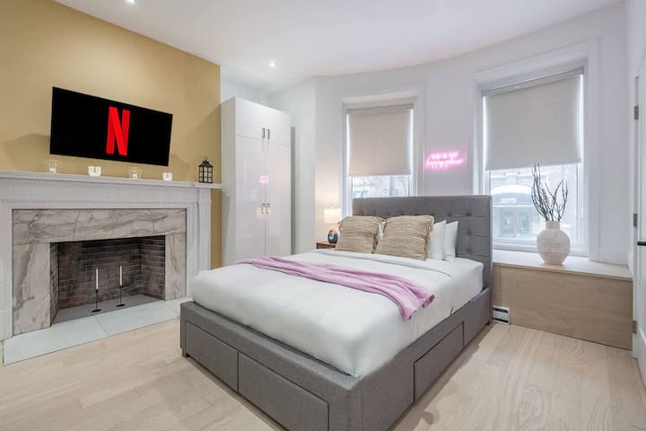 Cozy Montreal Designer Den: Prime Location - Montreal