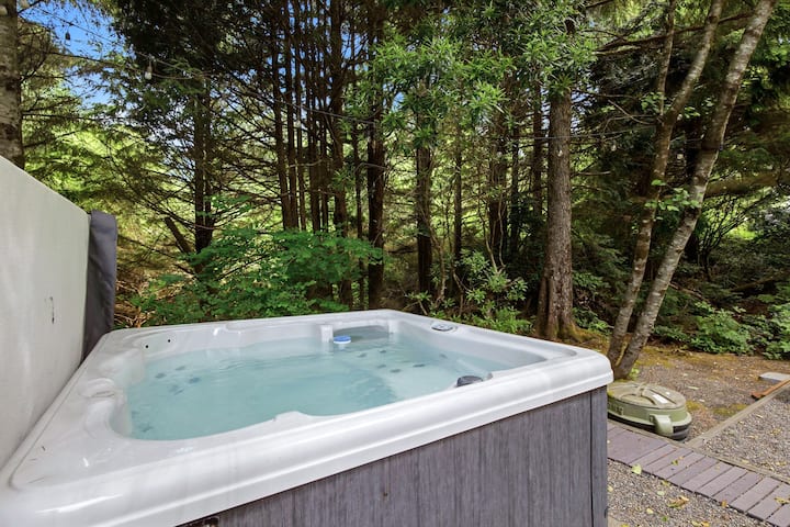 Seabrook Heron House | Hot Tub, Pet Friendly - Pacific Beach, WA