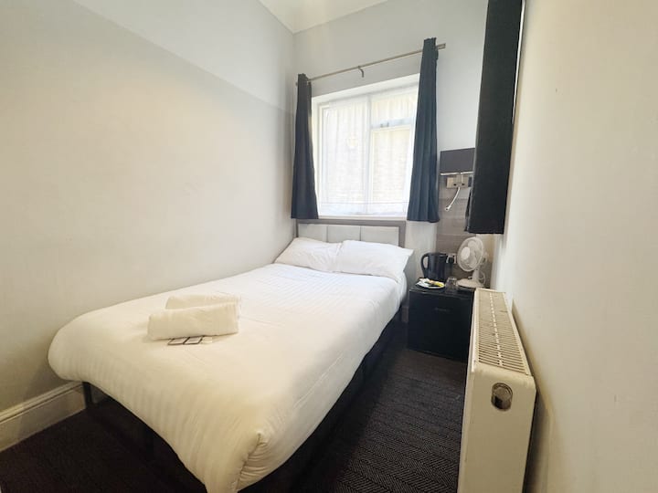 P4. Budget Double Near Central London & Westfield - Londen