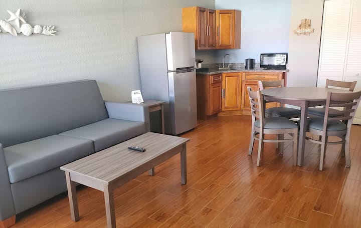 Deluxe Suite | Vero Beach Inn & Suites | With Pool - Vero Beach, FL