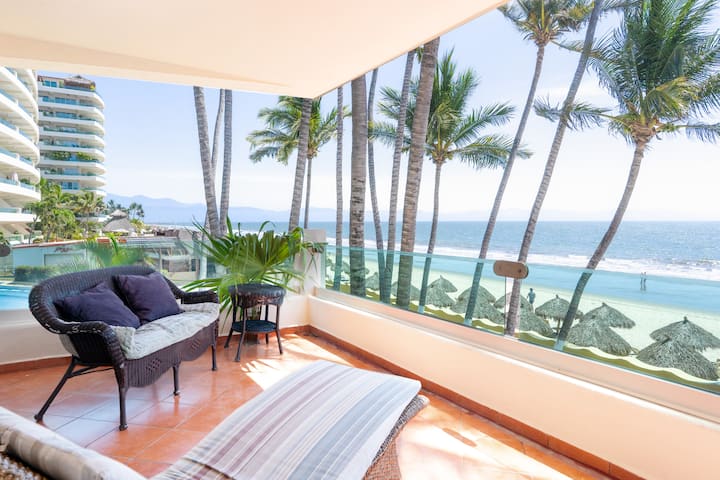 The Coastal Classic | 2 Bed Beachfront Unit - México
