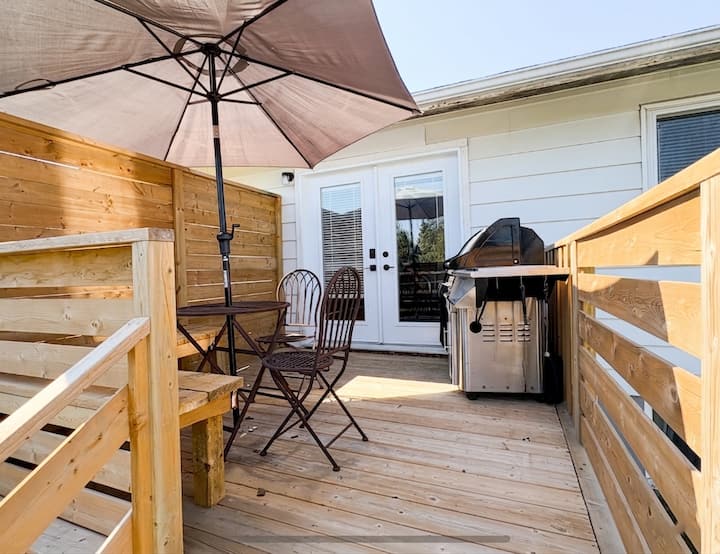 Bright Designer 2br Bungalow | Private Deck & Yard - Niagara-on-the-Lake