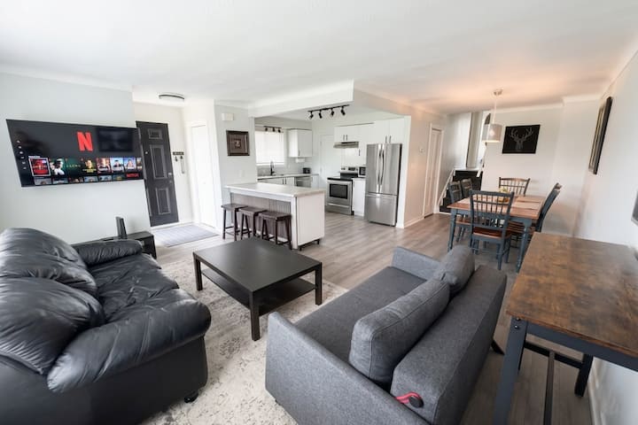 Bright Designer 2br Bungalow | Private Deck & Yard - St. Catharines