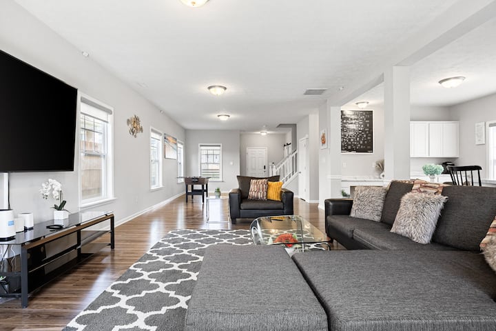 Casa Iq | Smart Home, Pool Table, Broad Ripple - Indianapolis, IN