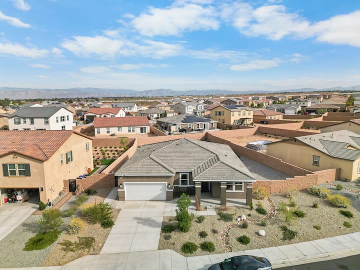 The Victorvilla | 5br Retreat, Near Mall & Freeway - Victorville, CA
