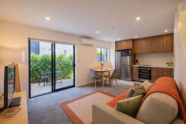Bright Christchurch Apartment With Private Patio - Christchurch