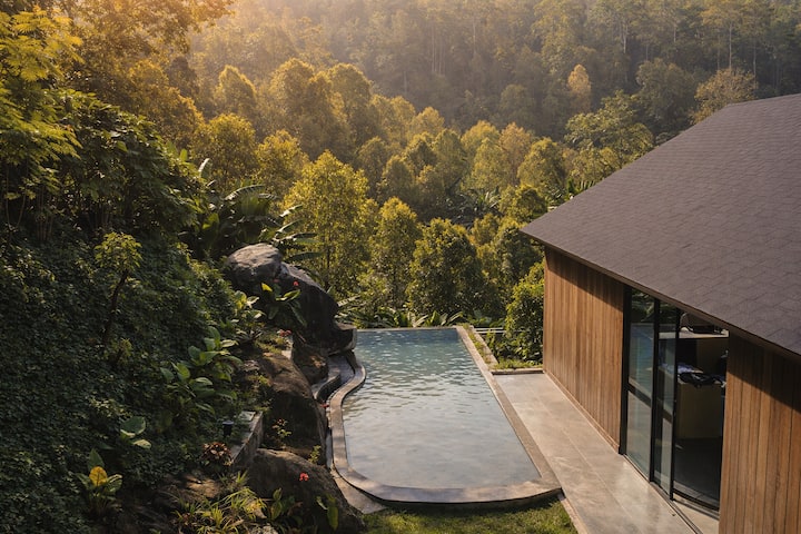 Close To Waterfalls | Pool, Sauna, Gym - Munduk