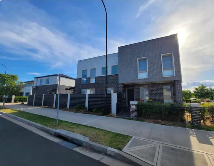 Luxury Home W/ Studio | Garage | Ac | Marsden Park - Saint Marys, Australia