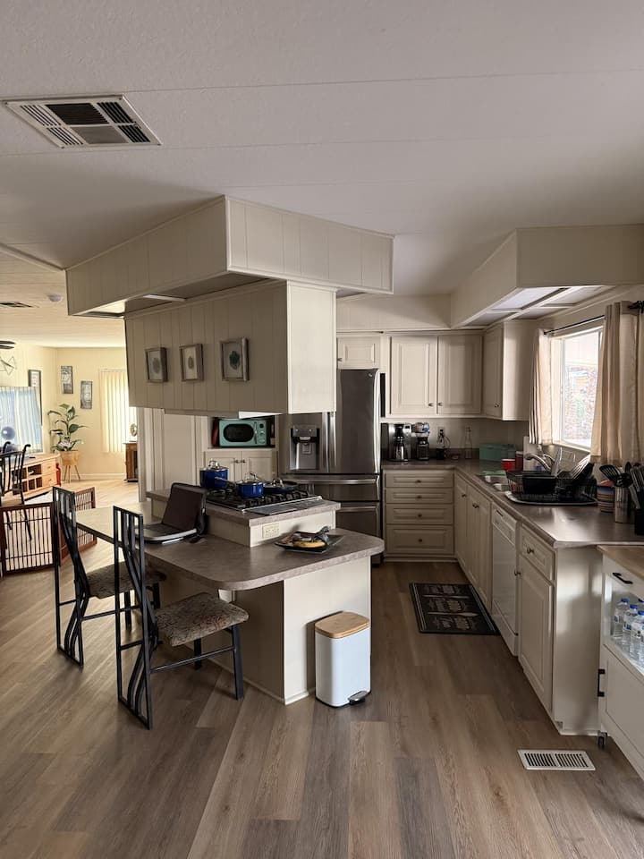 Spacious Home: Sleeps 5 W/ Parking And Large Patio - Palm Springs, CA