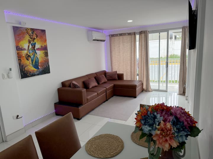 Zenith House, Cerca Del Aeropuerto, Segura 24/7. - Managua