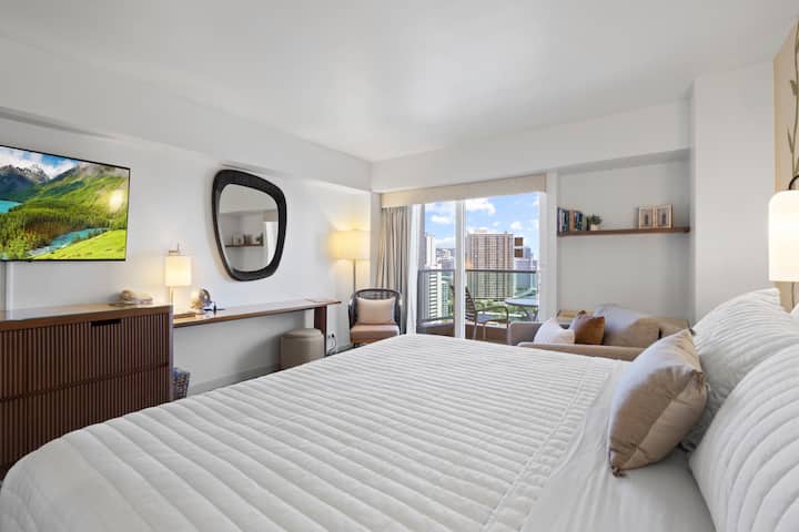 Luxury Hotel Suite-24th Floor, Ocean & City Views - Hawaii