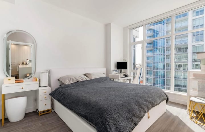 Bright 2br Downtown Vancouver | Prime Location - Vancouver