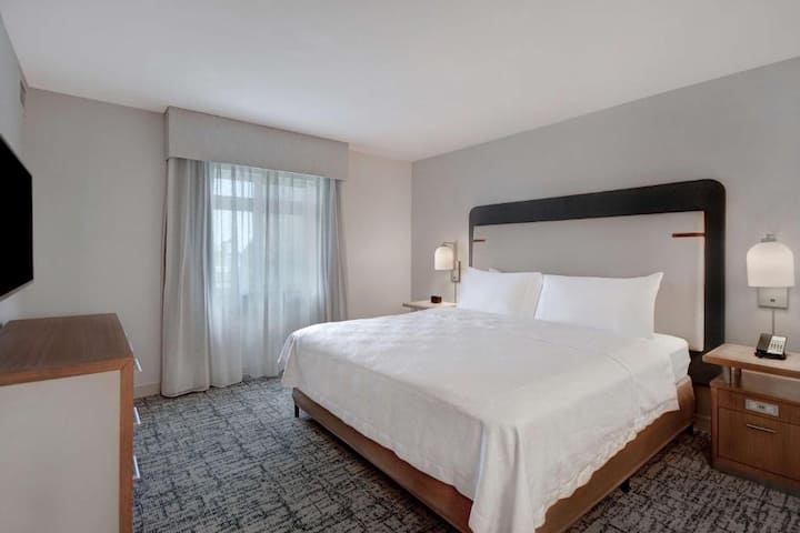 1 Bedroom King Suite Near Kezar Life Sciences San - South San Francisco, CA