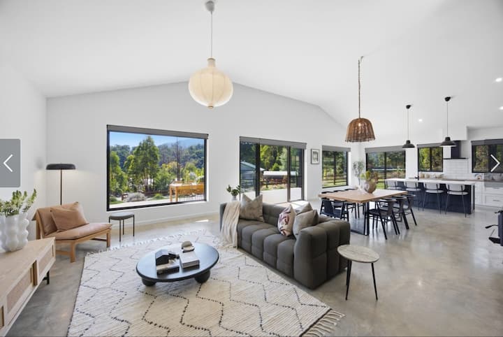 Pure Luxury, Outdoor Sauna, Stone Bath 
3bd 2bath - Marysville