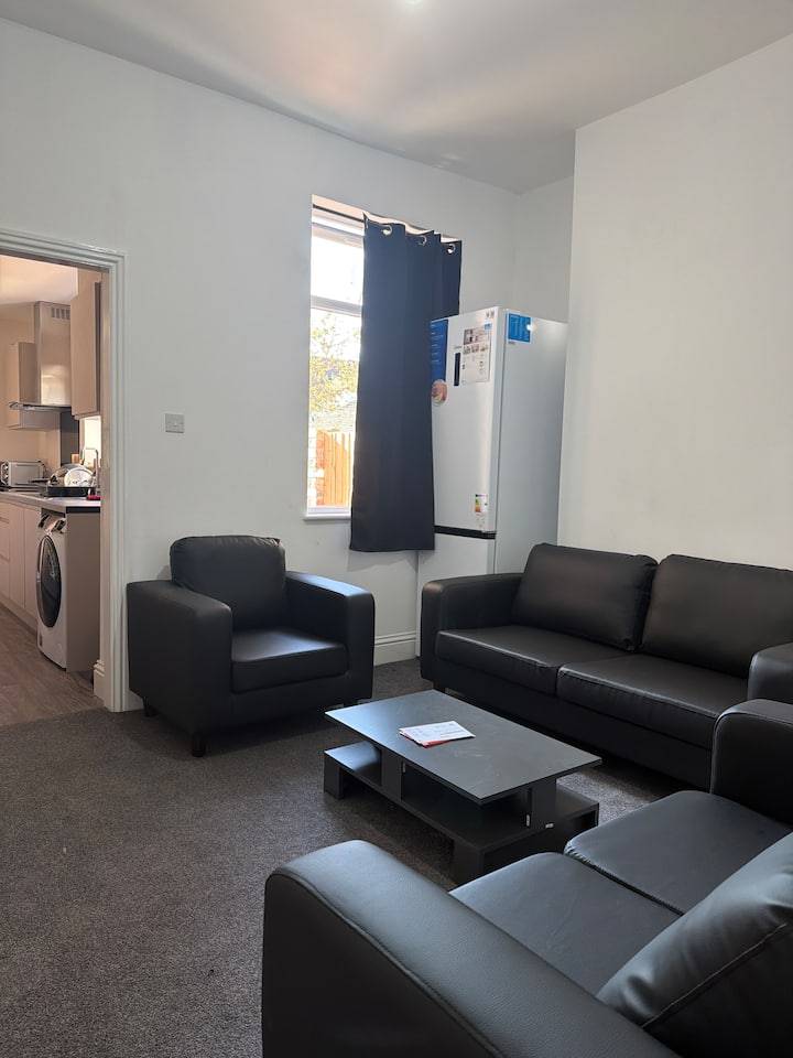 Cozy & Quiet, Peaceful Stay Near City, Garden - Stoke-on-Trent