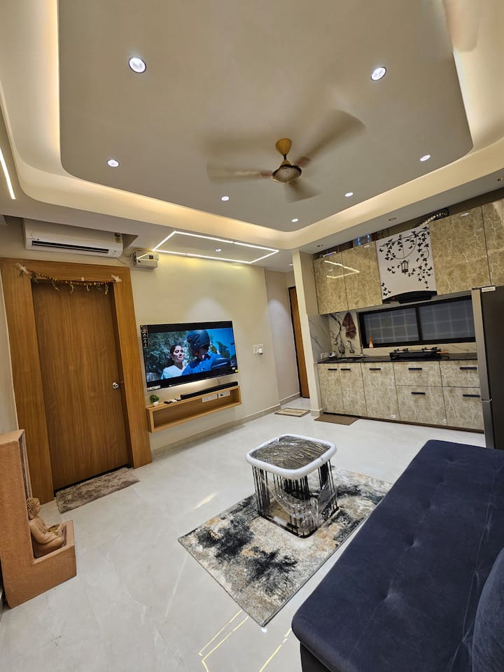 Studio Hs Modern 2br Dual Ac 65" Tv Full Amenities - Prayagraj
