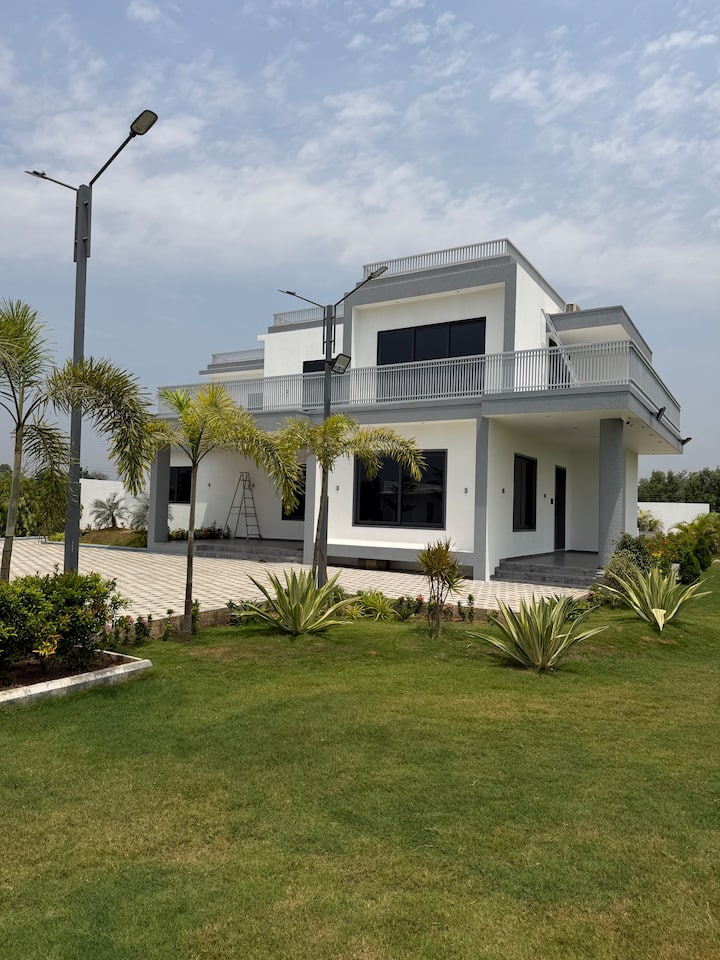 Flora Heaven-luxury Farmhouse Stay With Pool-rooms - Navsari