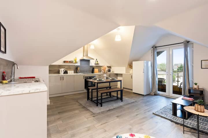 Spacious 2br Flat | Netflix | Balcony - Oxford - Oxford