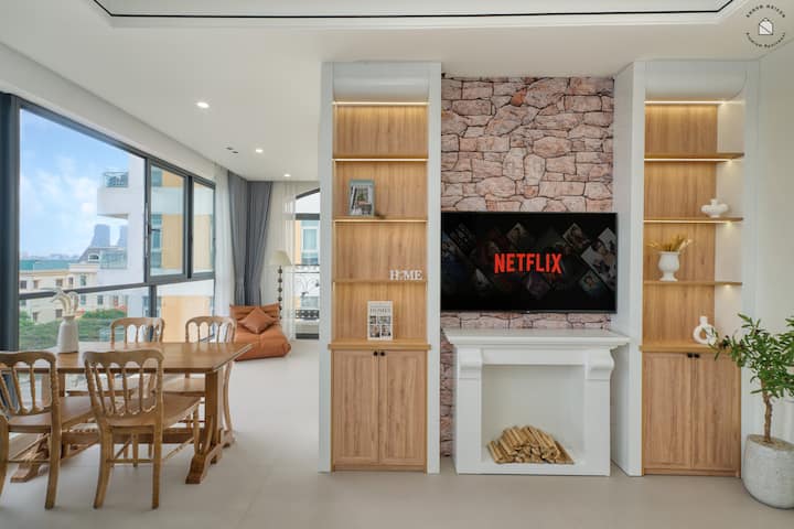 Stunning Lakeview & Balcony | Lux Rustic Apartment - China