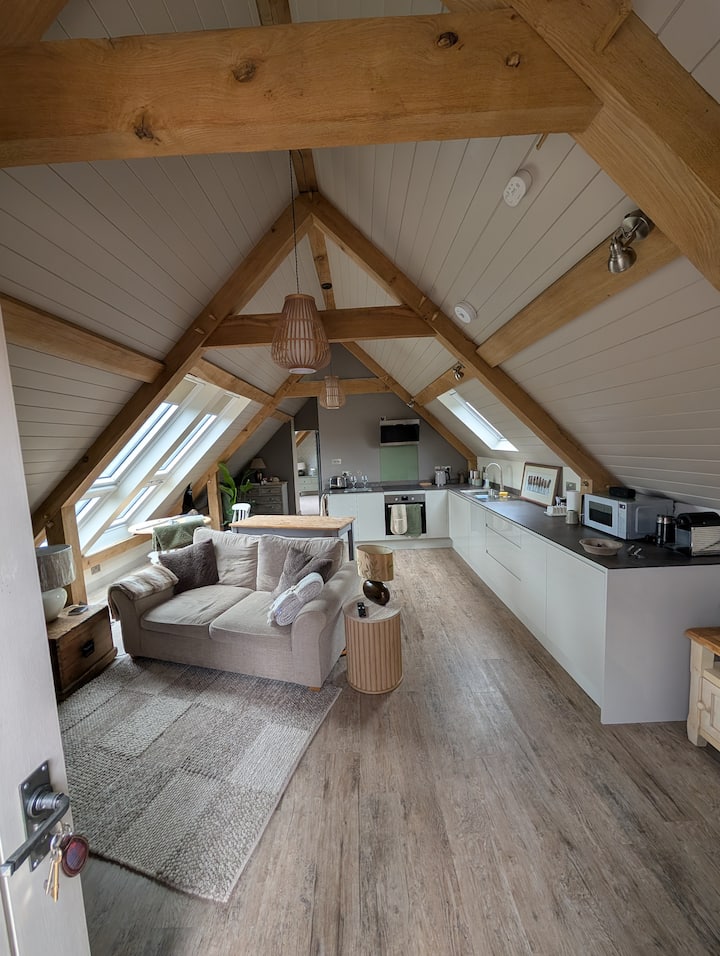 Stunning Loft With Woodburner And Waterside Views - Cranbrook, UK