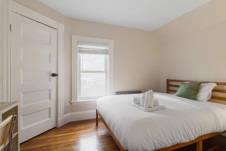Private Queen Room | 5-min Walk From Harvard & Hbs - Boston, MA
