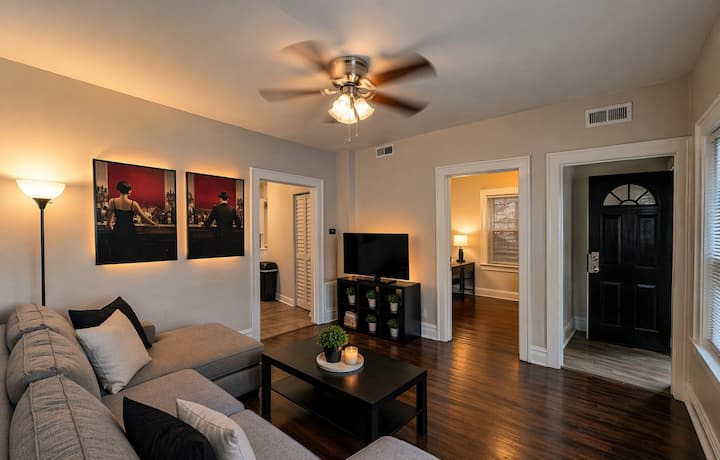 Charming Extended Stay Steps From The City! - Chicago, IL