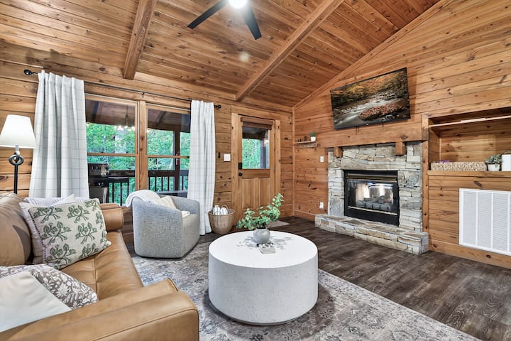 King Bed +Hot Tub + Ev Charger+ 2 Miles To Parkway - Pigeon Forge, TN