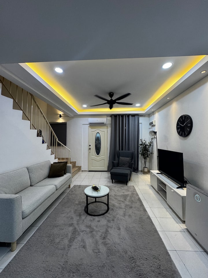 Yana's Homestay Senawang: 4 Bilik & Parking Luas - Seremban