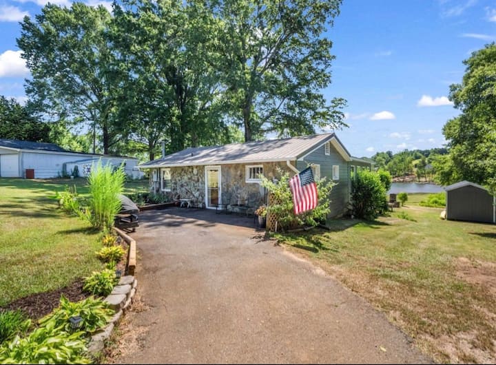 Charming Lakeside Cottage - Lake Bowen, SC