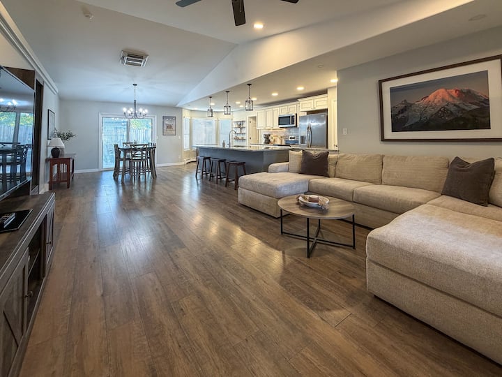 Modern Central Stay W/ Large Private Yard - Grand Junction, CO
