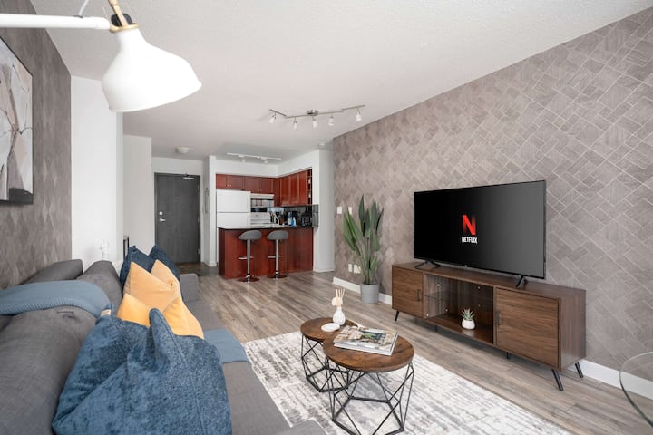 Steps To Eaton Centre | King Suite | Sleeps 4 - Toronto