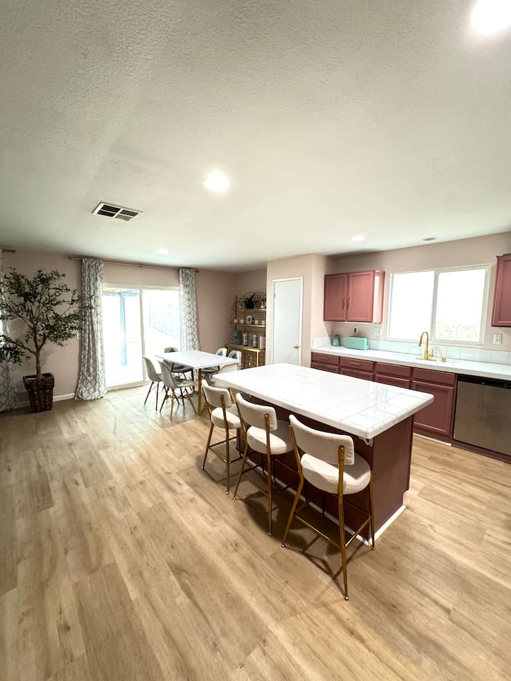 Beautiful 5 Bedroom House Moreno Valley With Ac. - Perris, CA