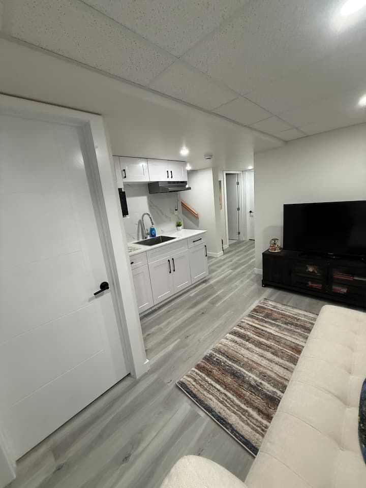 Family Suite Near Costco With Free Parking & Wi-fi - Winnipeg