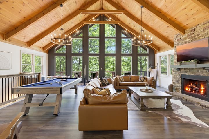 Private! Amazing Views - 3000 Sq Ft - Big Deck! - Wears Valley, TN