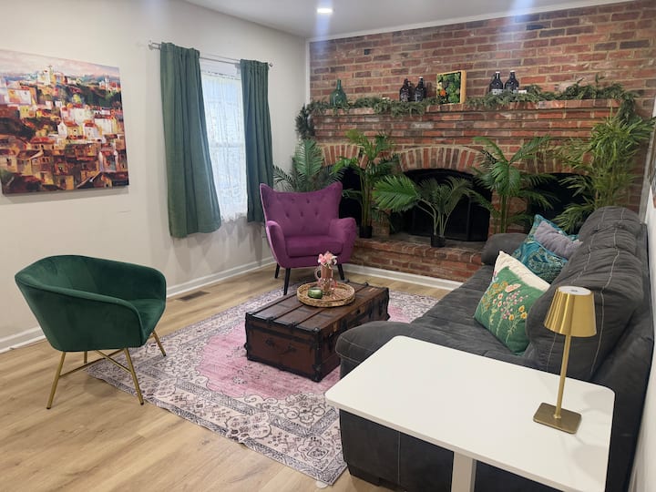 The Calm Cottage | European Fireplace Retreat - Chesapeake, VA