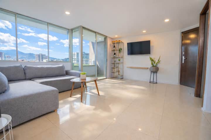 City View 3br Apt Private Jacuzzi, Prime Location - Medellín